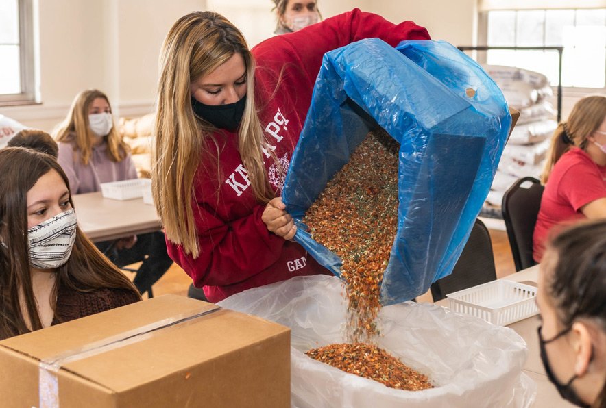 ONU volunteers make thousands of meals for global distribution | Ohio ...